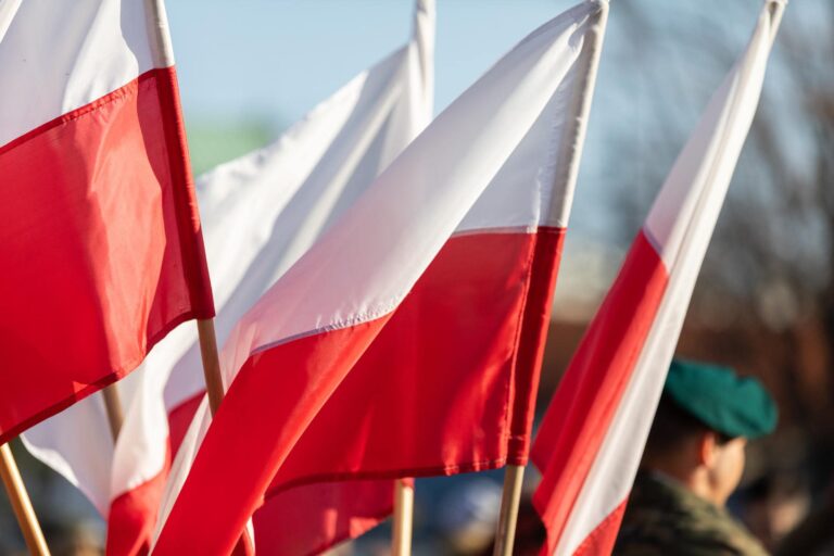 FLAGA POLSKI – KIEDY POWSTAŁA I CO OZNACZAJĄ JEJ BARWY? - Libratus